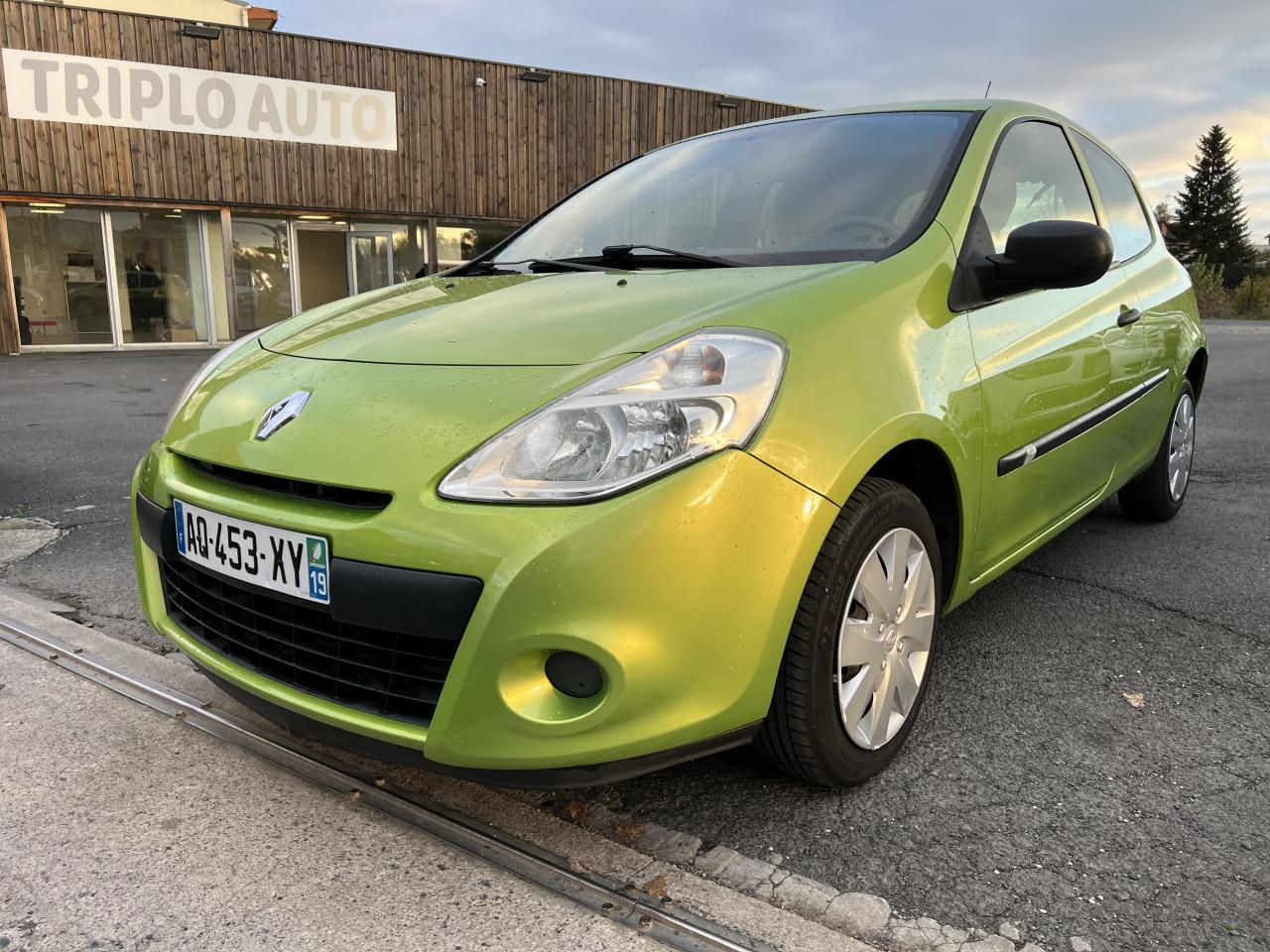 TRIPLO AUTO - RENAULT-CLIO-1.2i - 75 Authentique