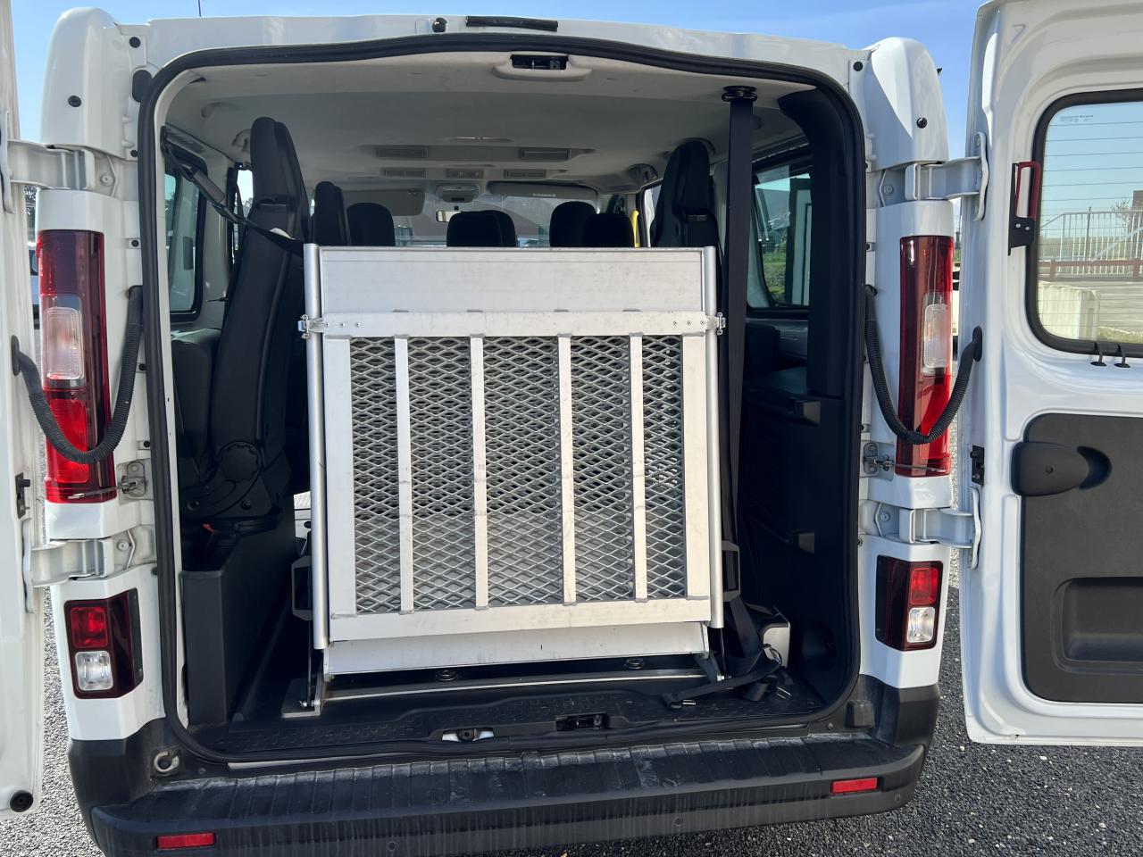 PLE AUTO NEGOCE - RENAULT-TRAFIC-TRAFIC L2H1 TPMR MINIBUS 9 PLACES 125 DCI